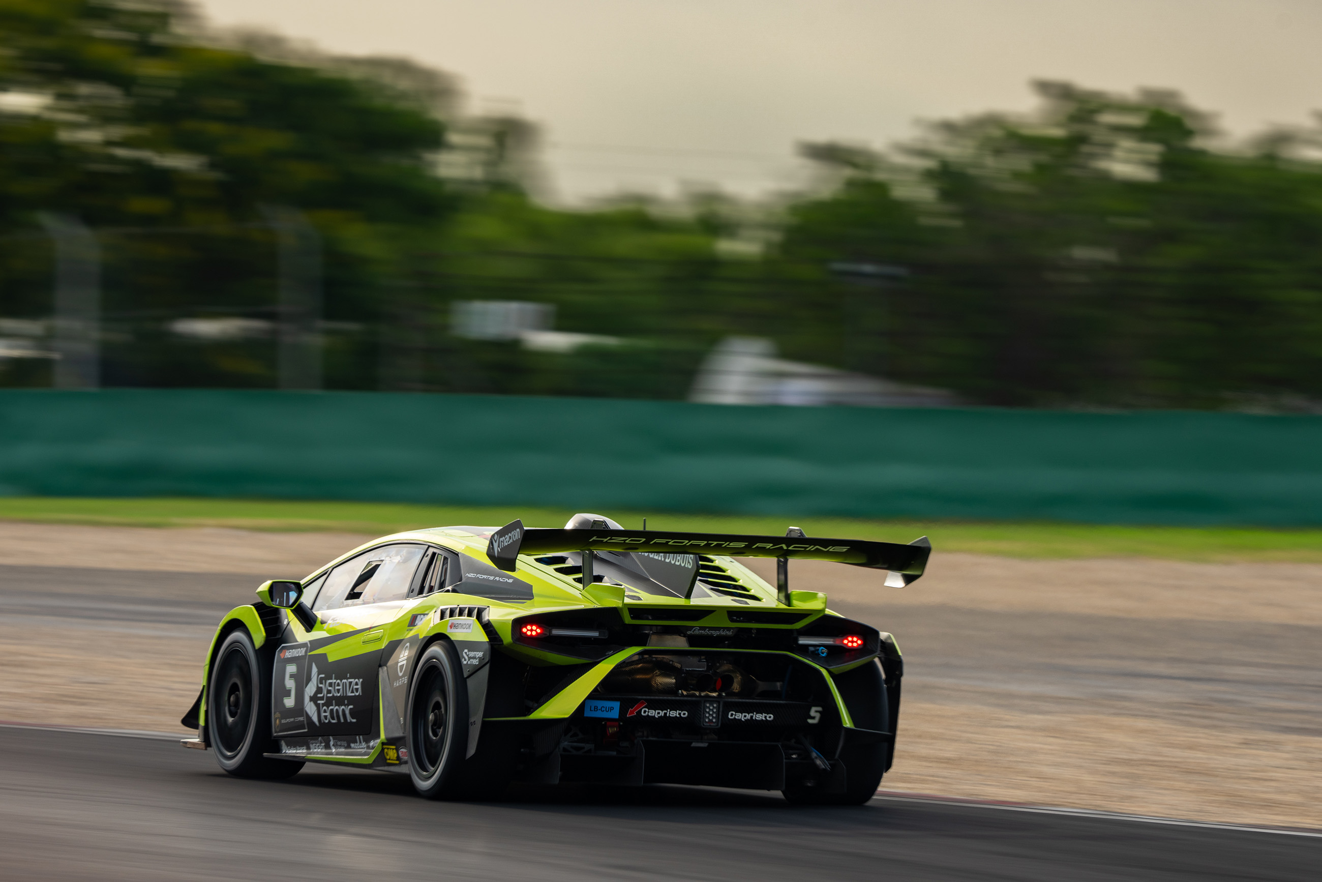 DW Evans GT车队和Arrows Racing车队上海对决称雄 受台风影响，次回合比赛改写积分榜